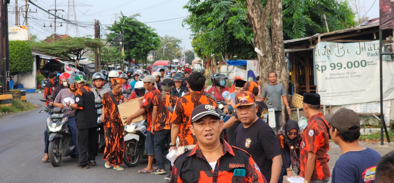 Pemuda Pancasila PAC Kecamatan Menganti, Gresik Bagikan Ratusan Bungkus Tak’jil - Media Bangsa